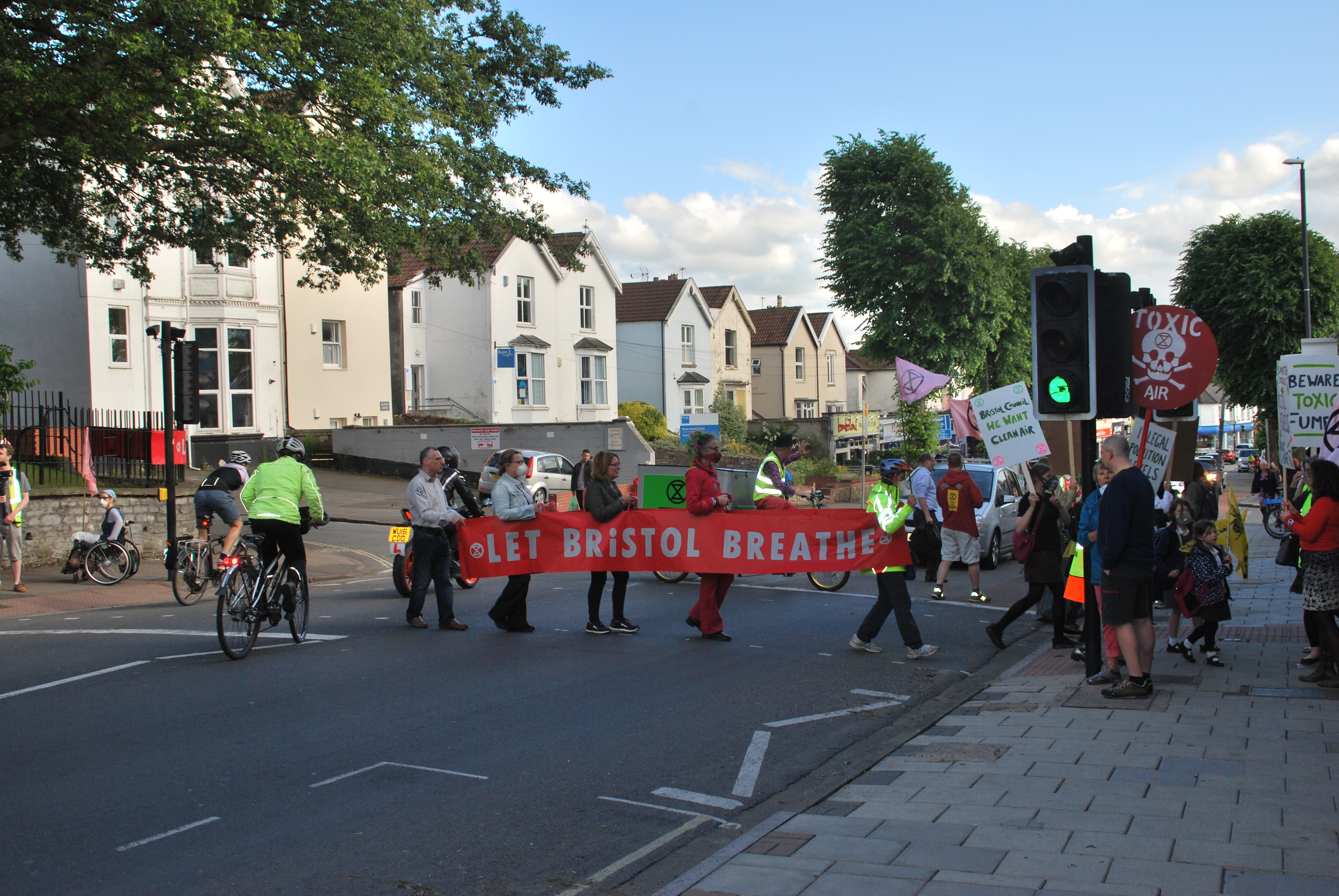 Campaigners dial up pressure on Mayor in day of clean air protests ...